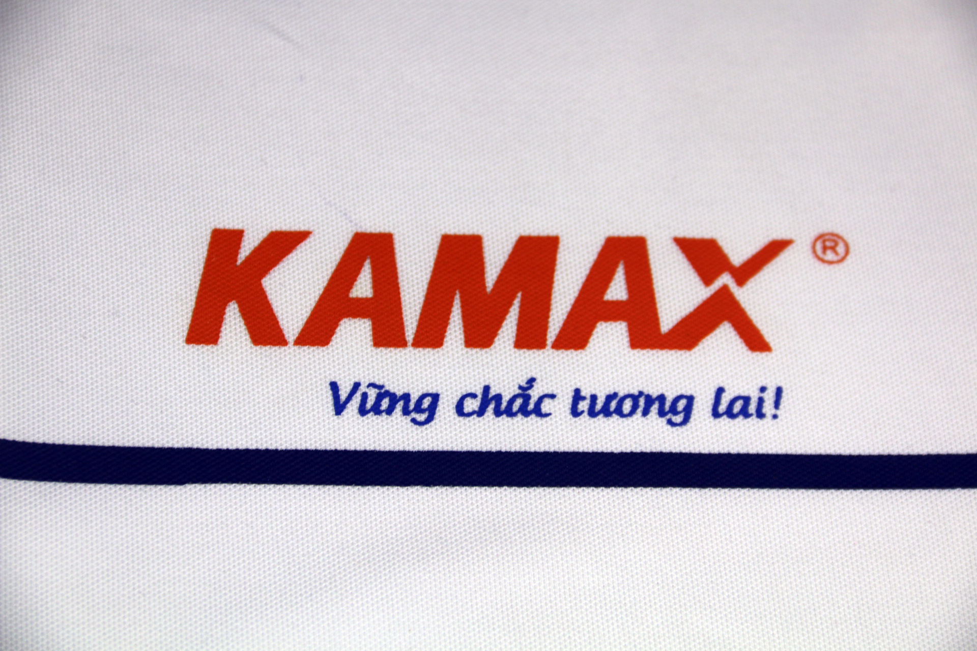 Mẫu in logo áo đồng phục công ty Kamax